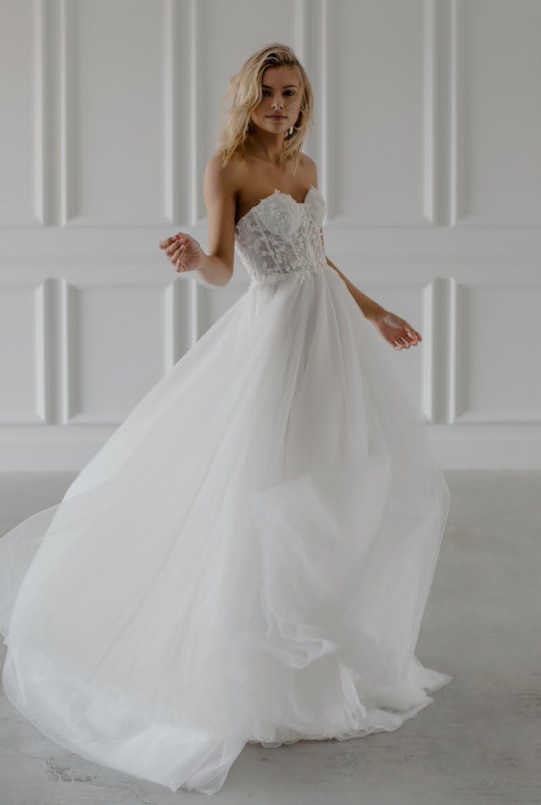 25 UNIQUELY EMBELLISHED BRIDAL GOWNS – Hello May